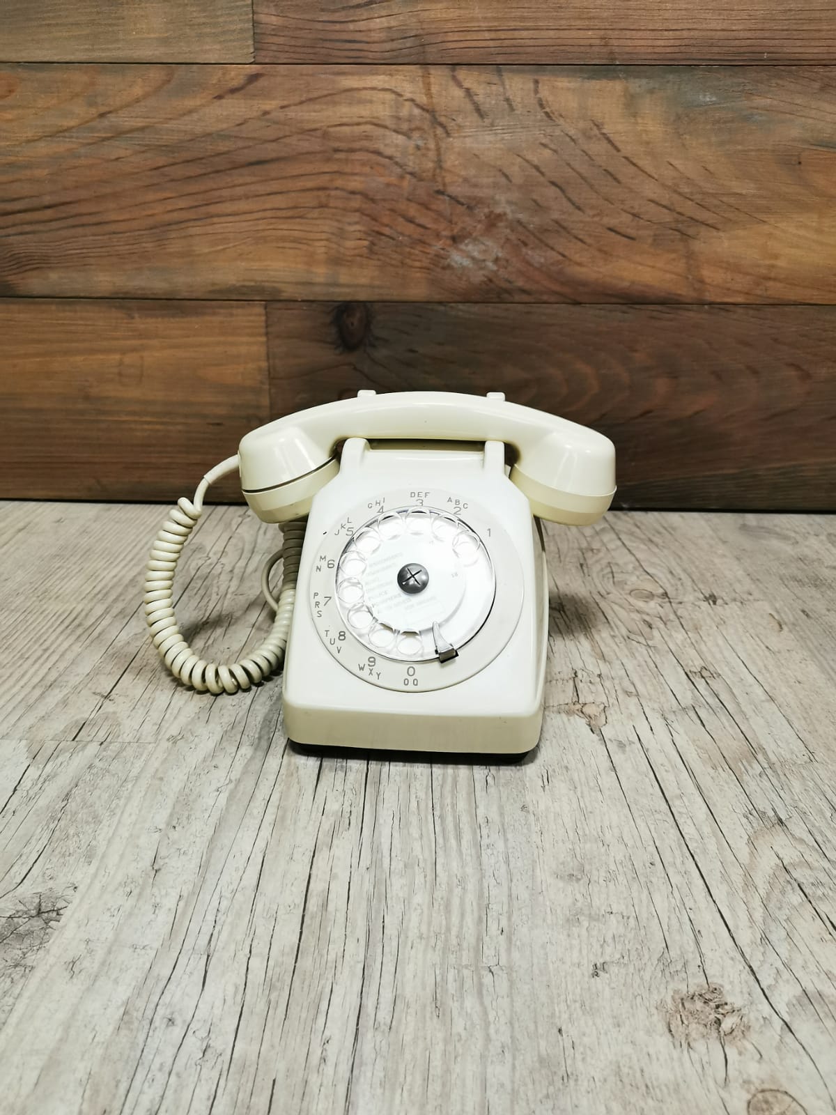 Téléphone blanc à cadran en bakélite - La Malle Enchantée